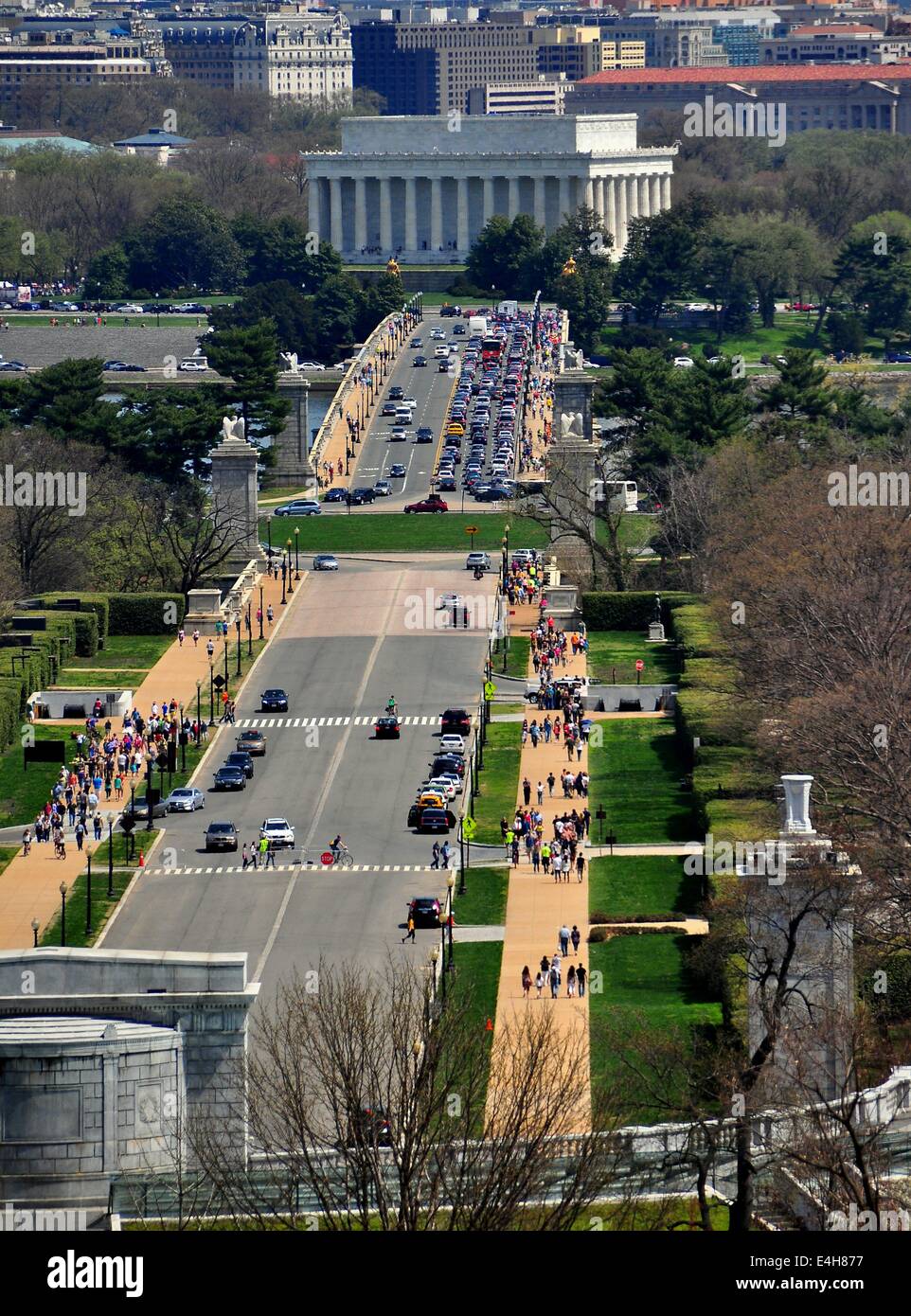 Arliington, Virginia: View to the Arlington Memorial Bridge and Lincoln ...