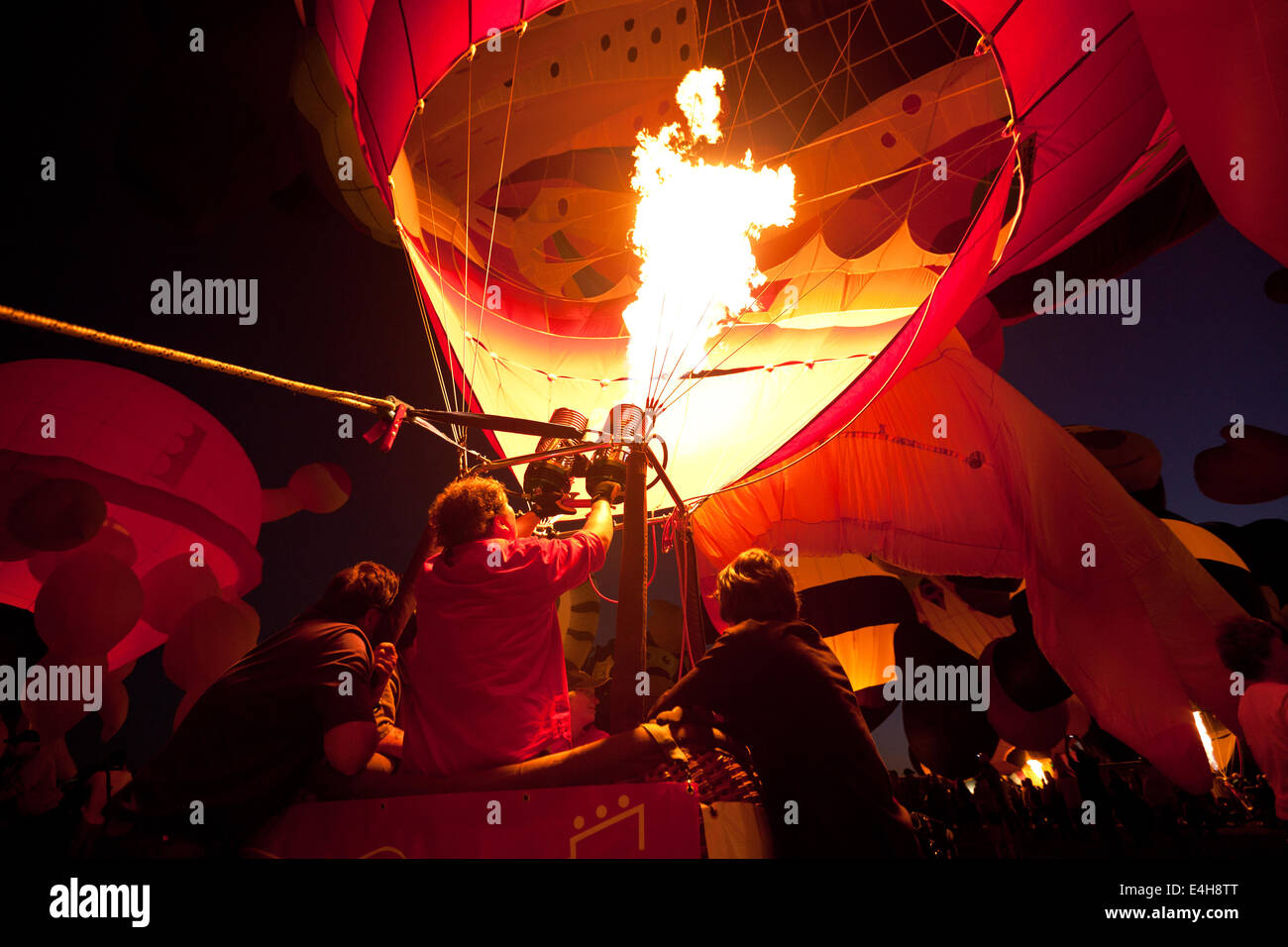 Flaring a hot air balloon Stock Photo - Alamy