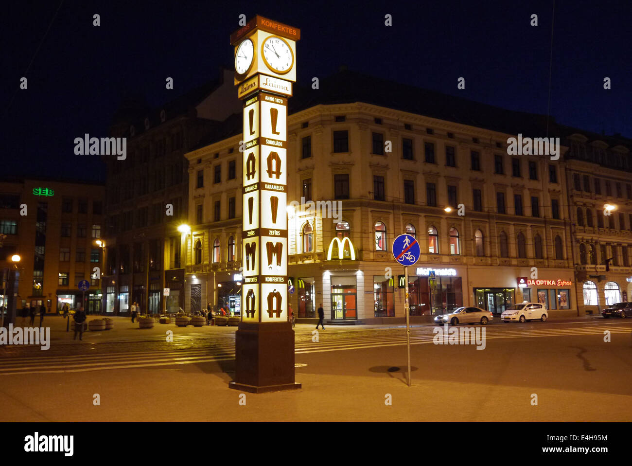 Clock built into wall hi-res stock photography and images - Alamy