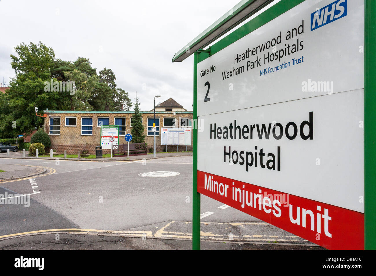 Heatherwood hospital minor injuries unit sign and entrance, Ascot ...