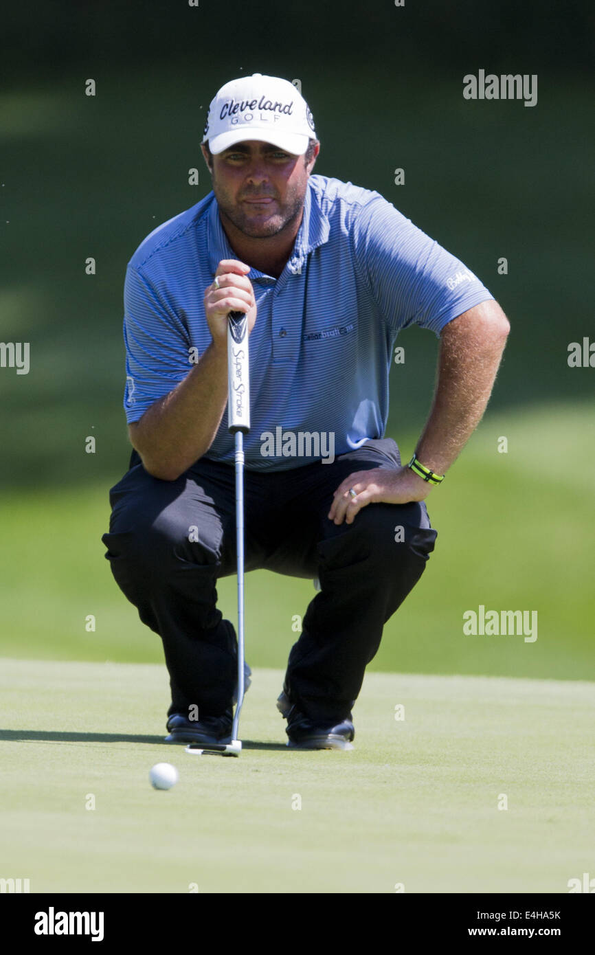 Silvis, Iowa, USA. 11th July, 2014. Steven Bowditch, lines up his putt ...