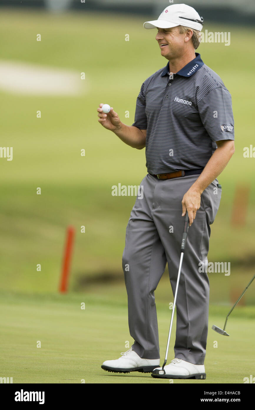 Silvis, Iowa, USA. 11th July, 2014. David Toms, acknowledges the crowd ...