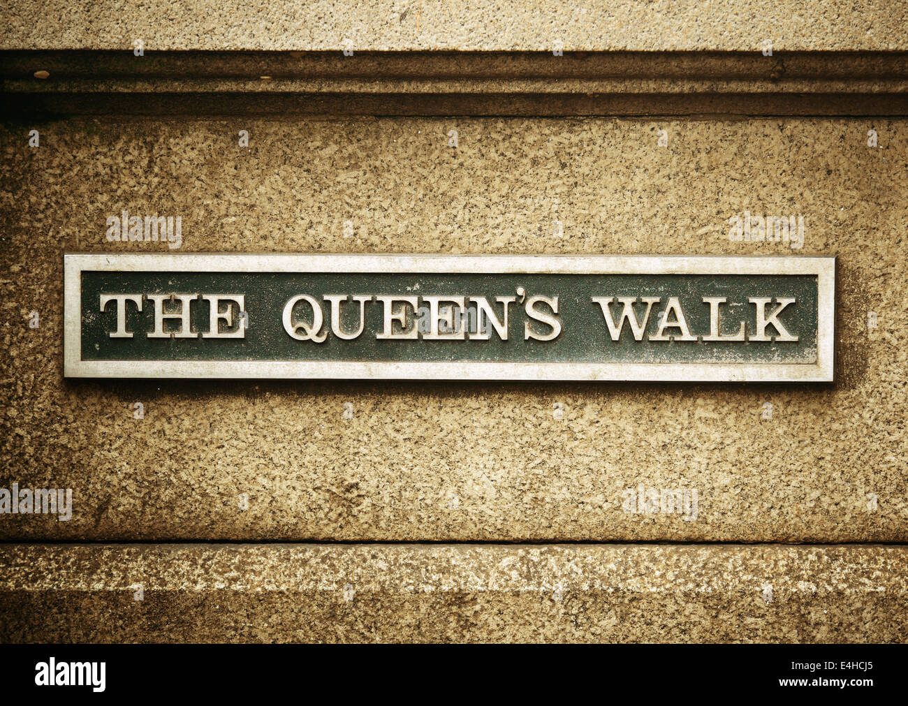 The Queens Walk road sign in London Street Stock Photo - Alamy