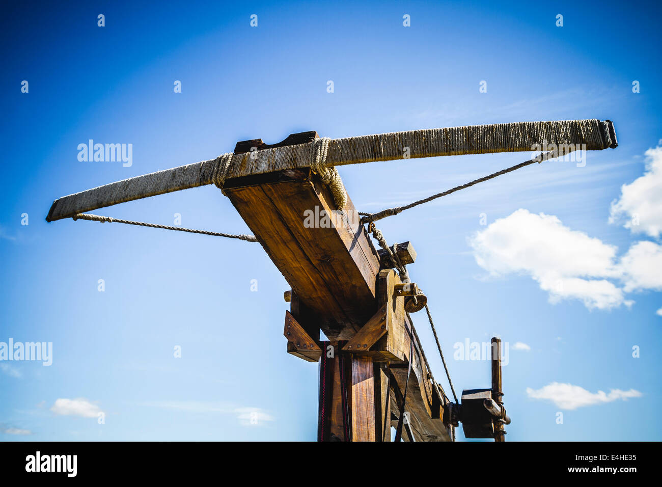 Medieval siege weapons, crossbows, onagers, catapults and battering ...