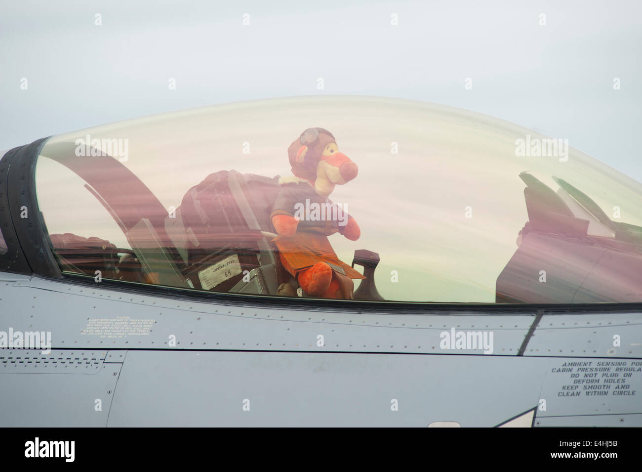 F16 cockpit closeup hi-res stock photography and images - Alamy