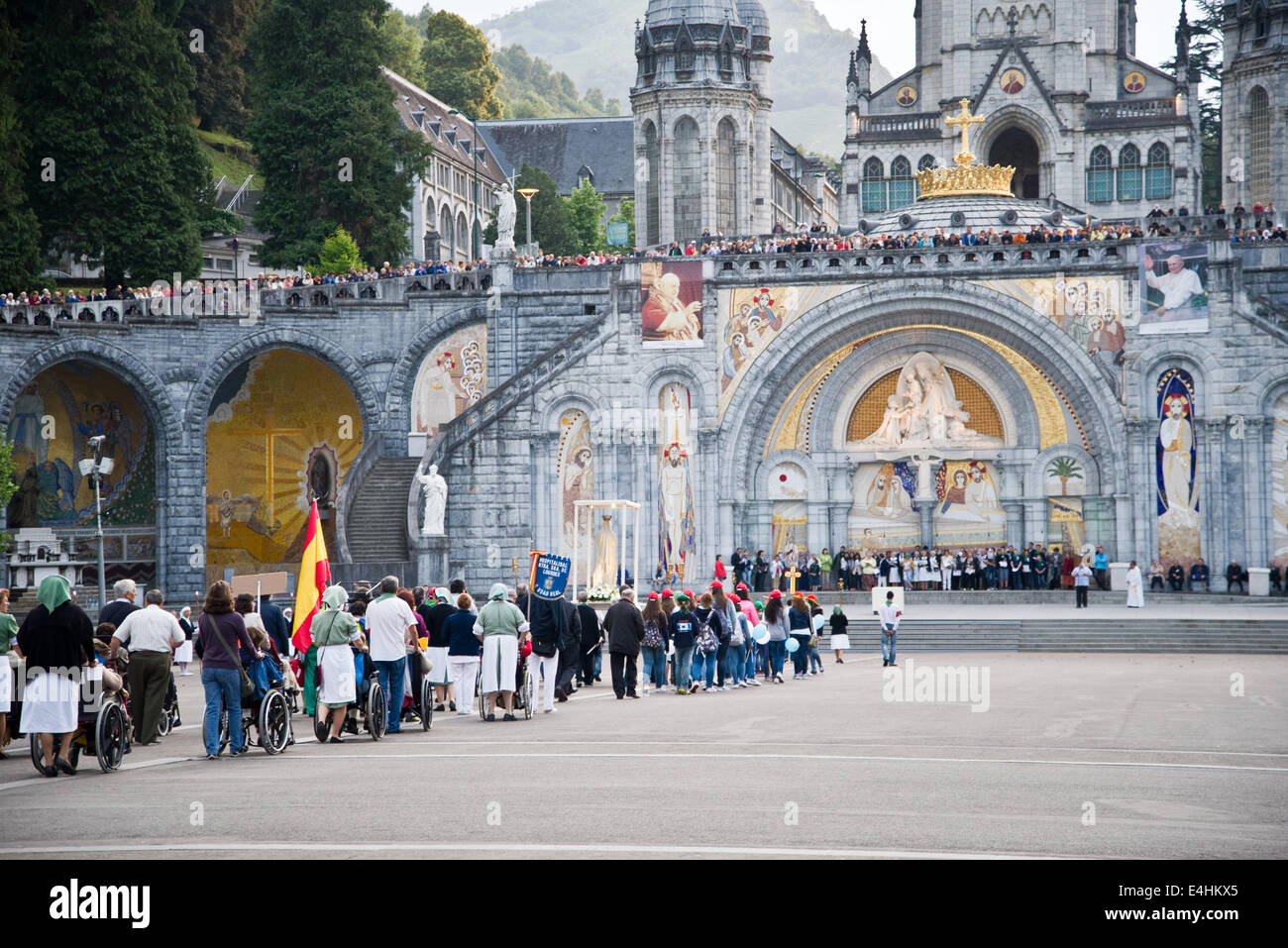 people are praying in Lourdes Stock Photo - Alamy