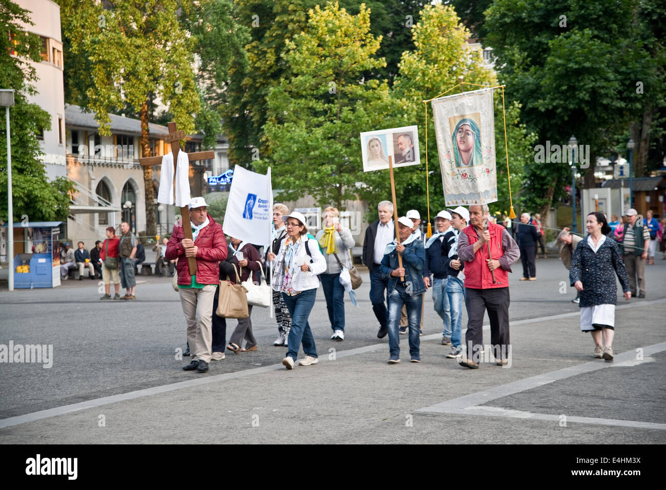 people are praying in Lourdes Stock Photo - Alamy