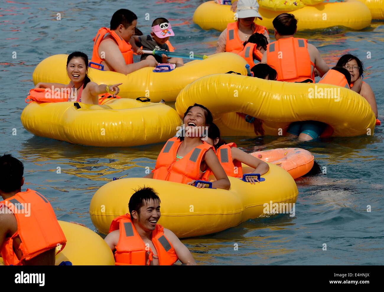 (140712) -- LUOYANG, July 12, 2014 (Xinhua) -- People have fun at a ...