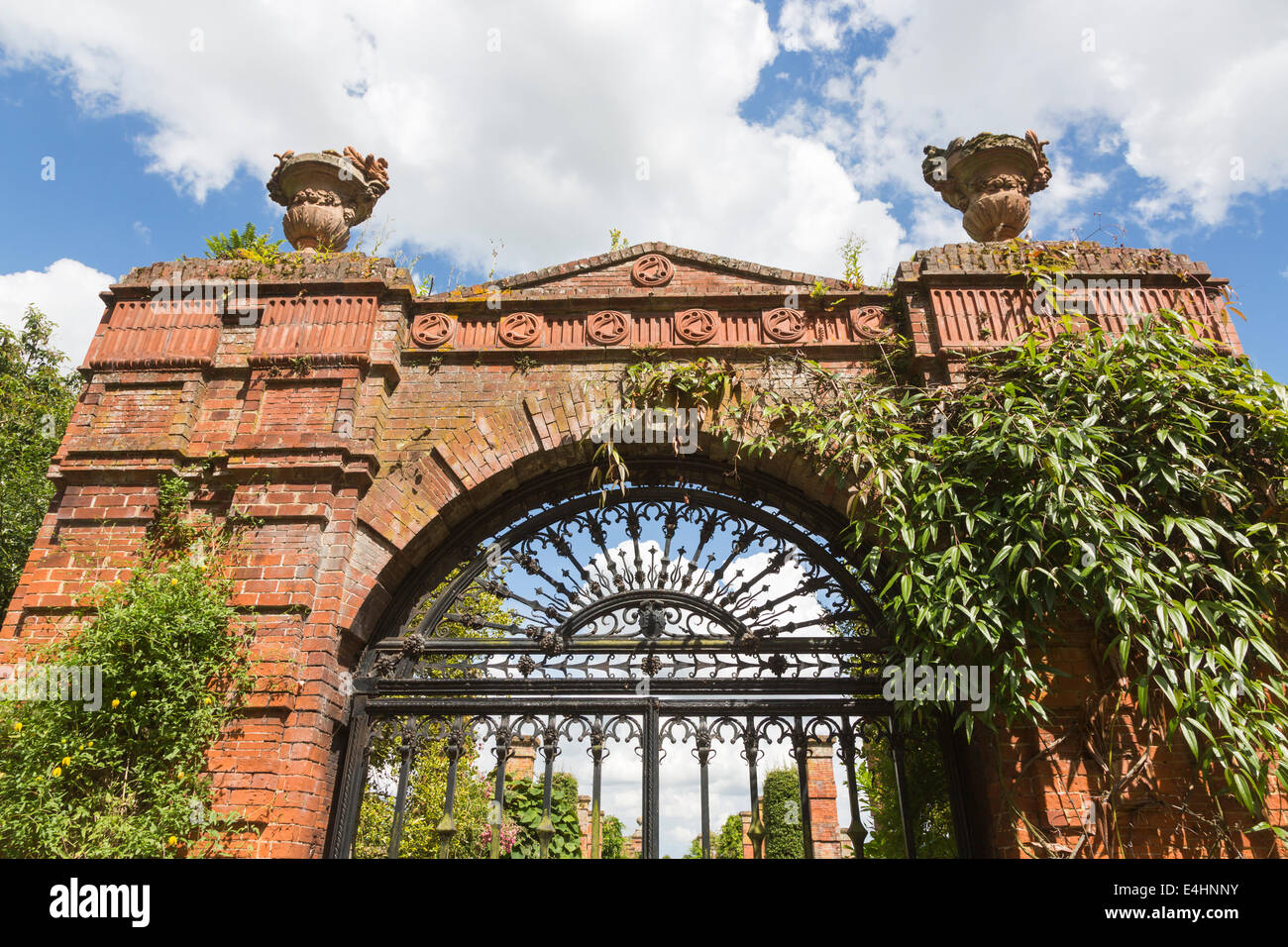 Brickwork garden hi-res stock photography and images - Alamy