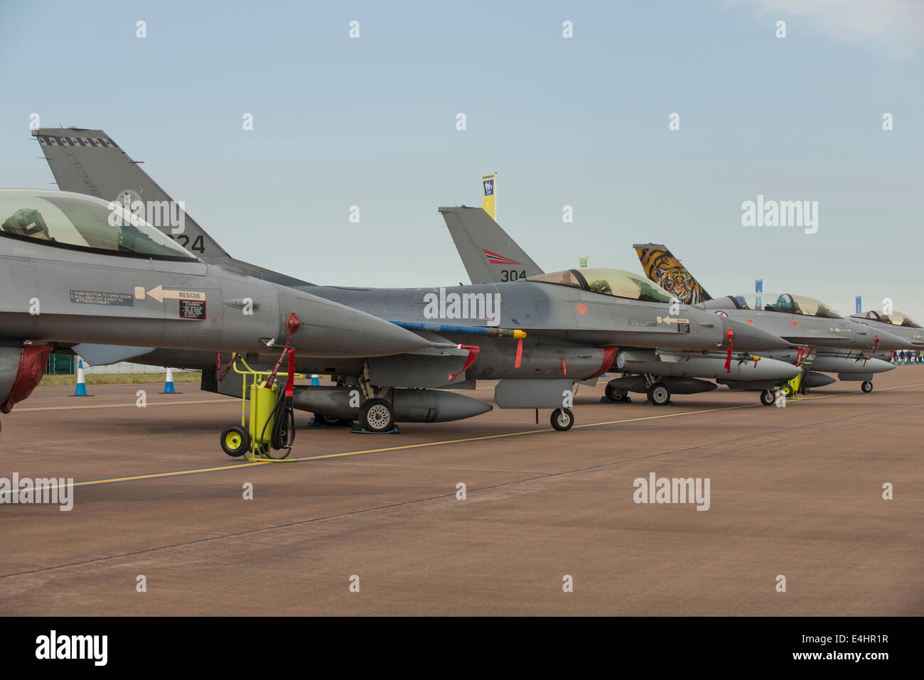 F 16 line up hi-res stock photography and images - Alamy