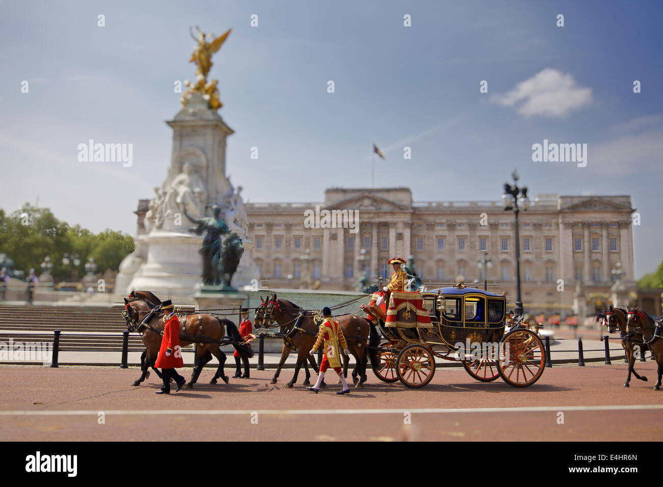 Royal coach in front of Buckingham Palace, London Stock Photo - Alamy