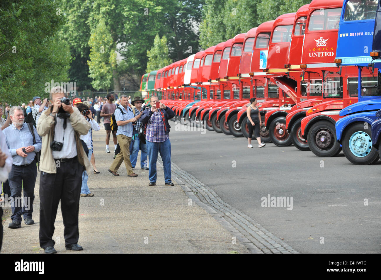 Bus spotters hi-res stock photography and images - Alamy