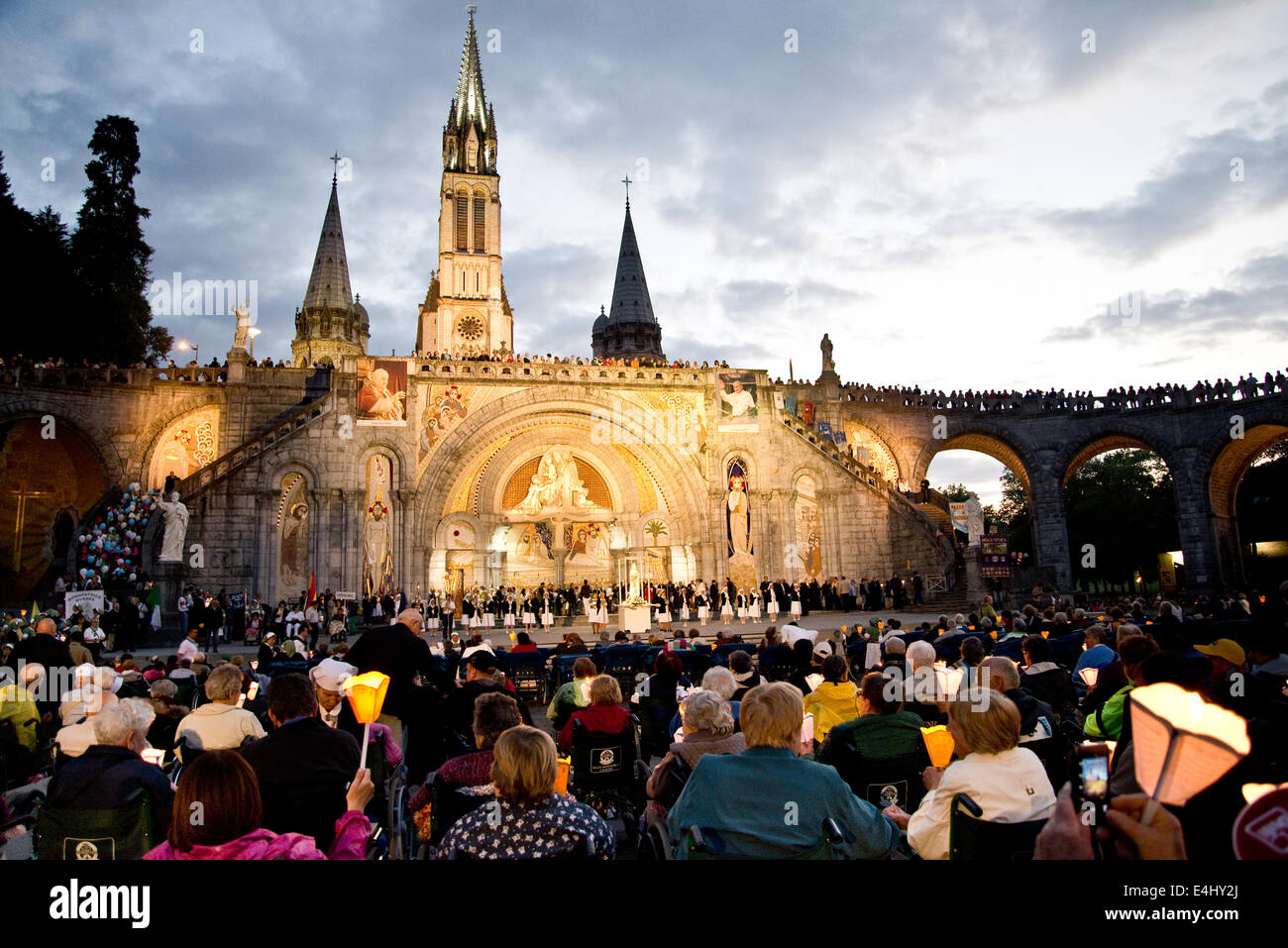 people are praying in Lourdes Stock Photo - Alamy