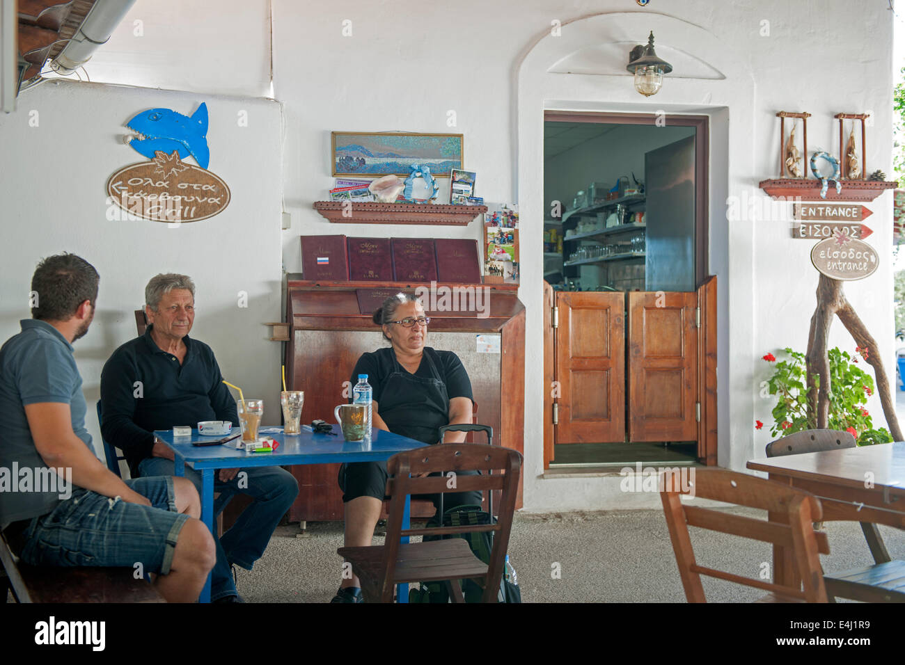 Griechenland, Rhodos, Lachania, Taverne Platanos Stock Photo - Alamy