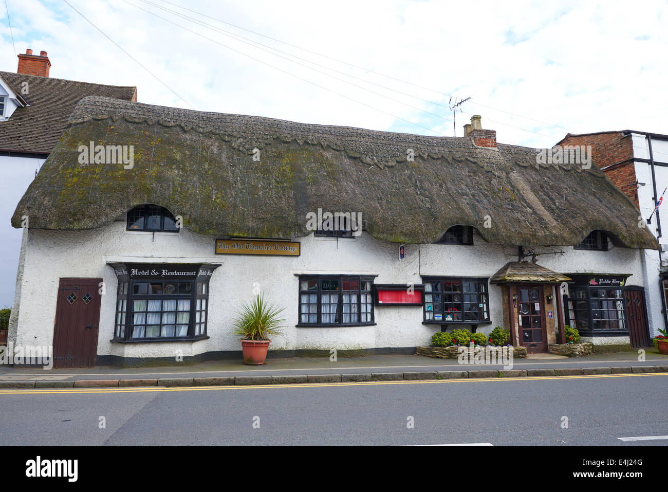 The Old Thatched Cottage Now A Hotel And Pub Dunchurch Warwickshire ...