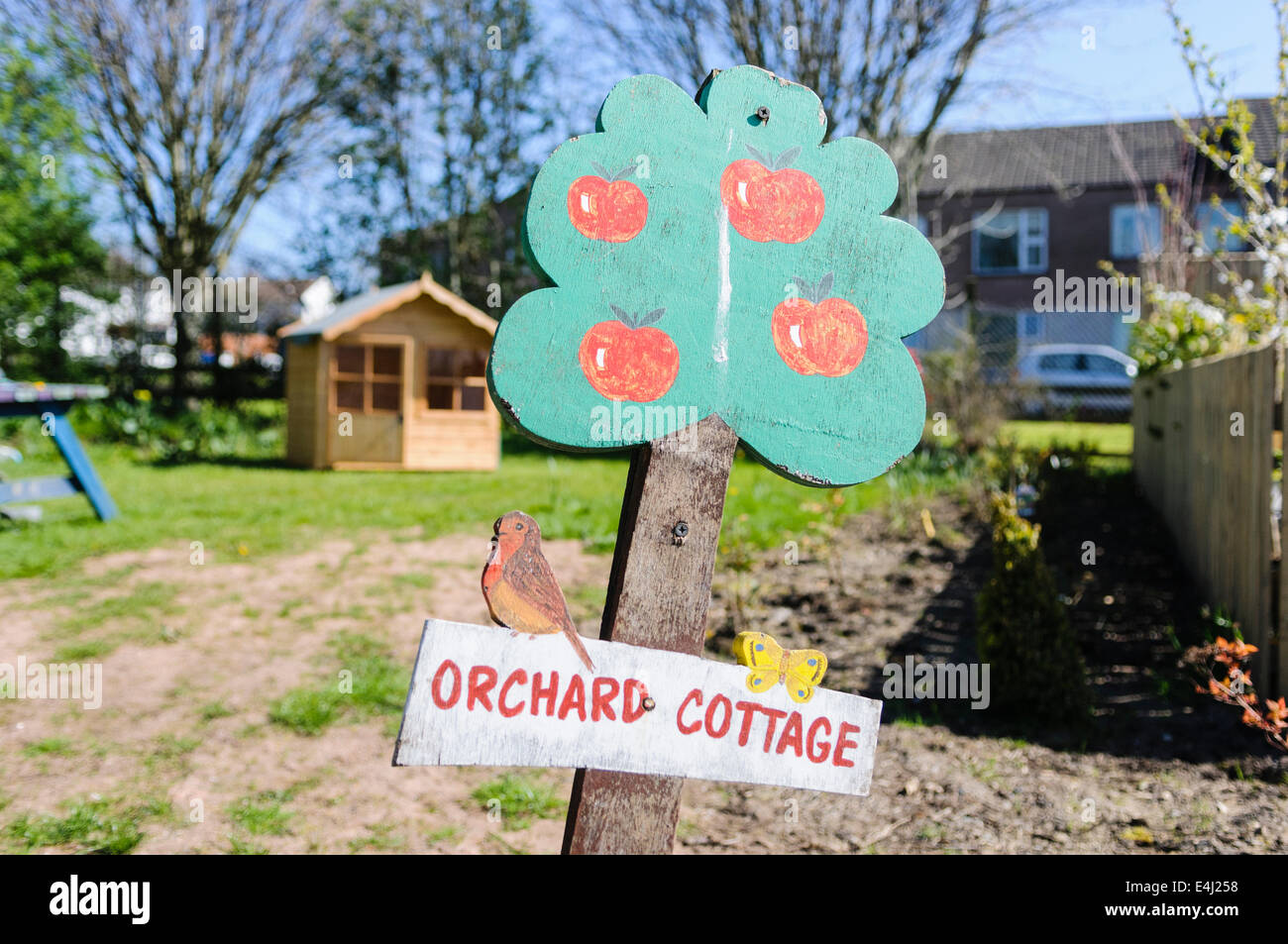 Sign in a garden saying "Orchard Cottage Stock Photo - Alamy