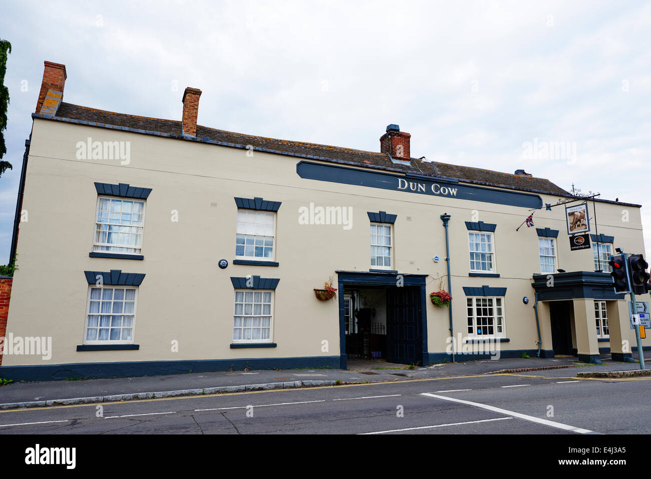 The Dun Cow Coaching Inn Dunchurch Warwickshire Stock Photo - Alamy