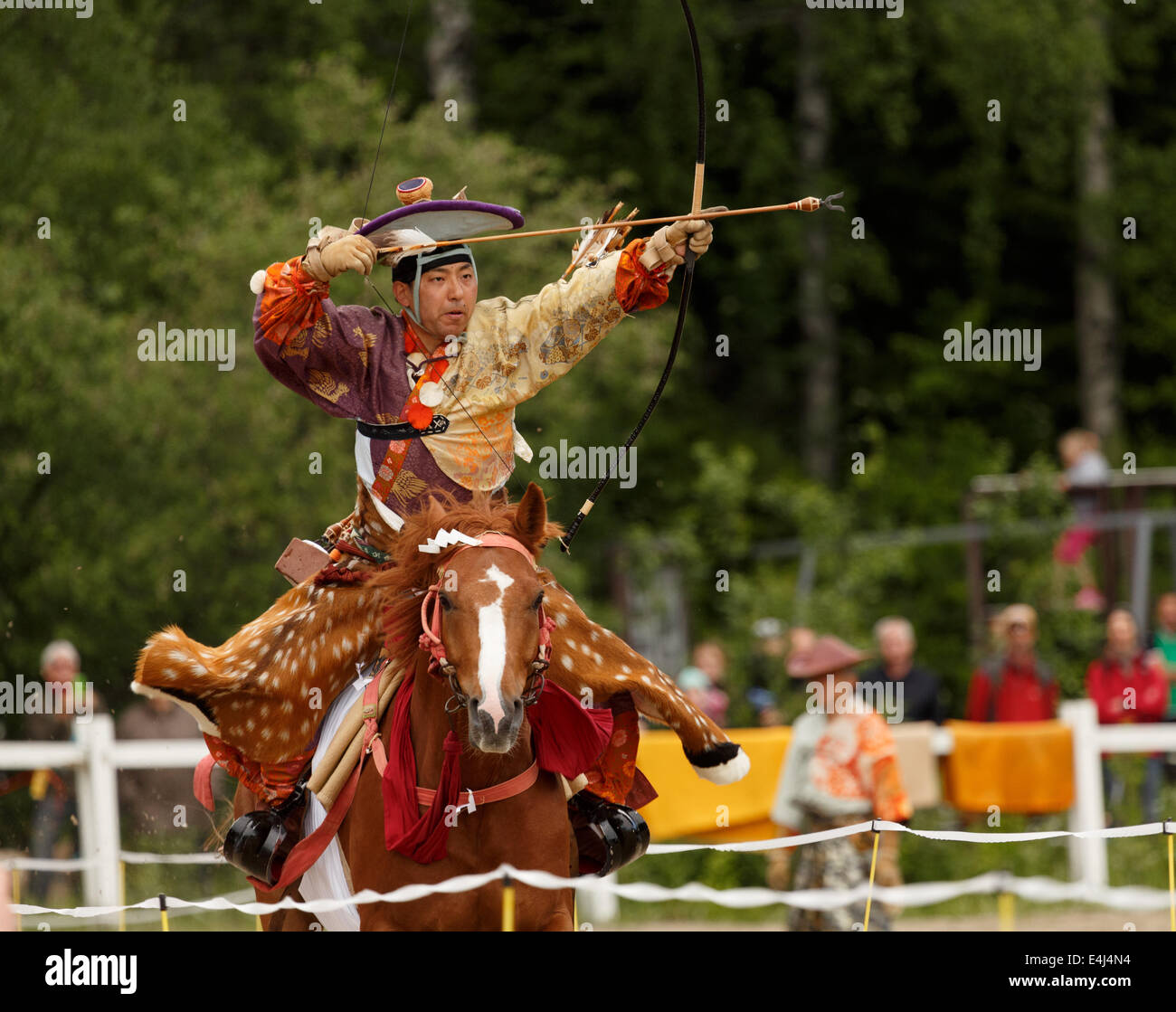 Hirokazu Umezawa taking aim in the traditional Japanese Yabusame ...