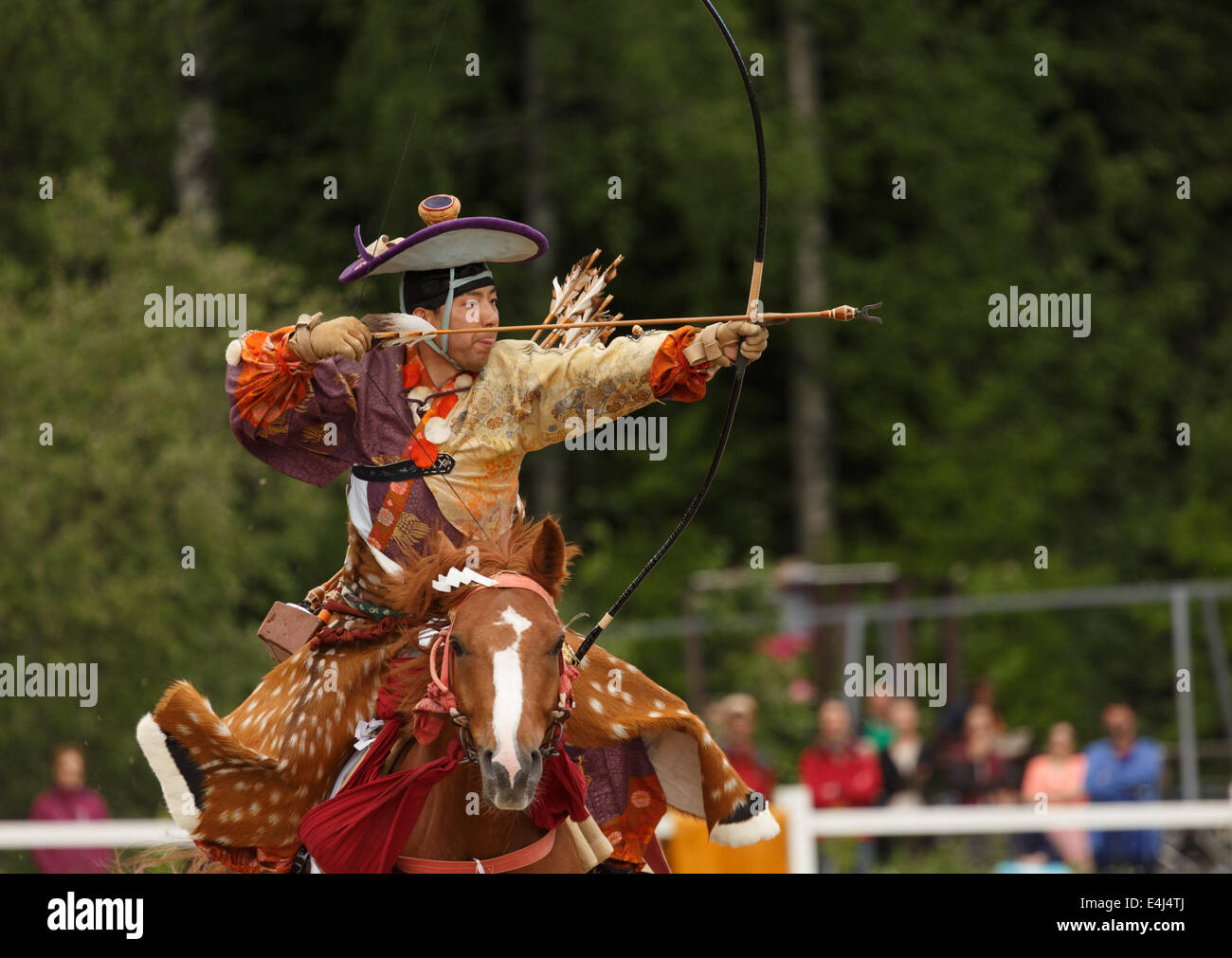 Hirokazu Umezawa taking aim in the traditional Japanese Yabusame ...