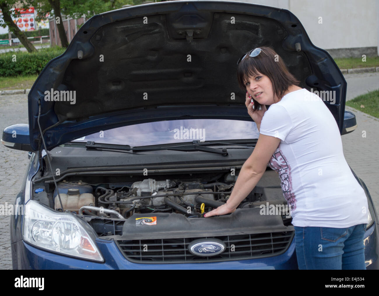 Breakdown car. Woman call for help Stock Photo - Alamy