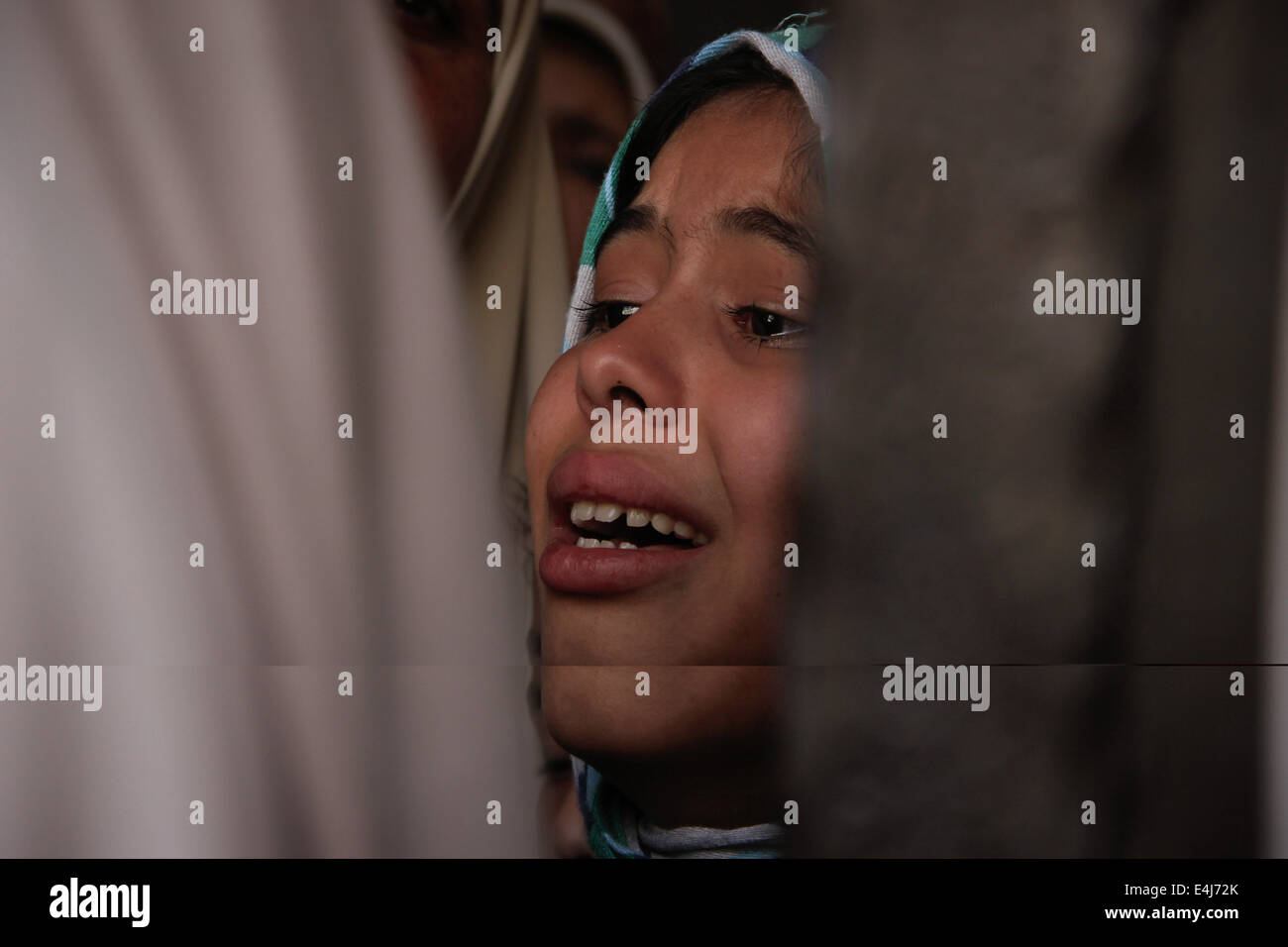 Gaza girl crying hi-res stock photography and images - Alamy