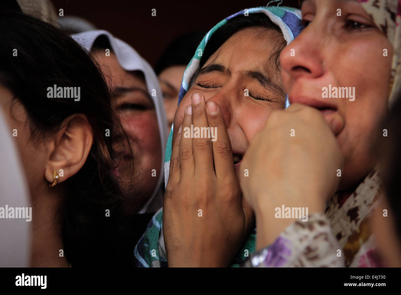 Gaza girl crying hi-res stock photography and images - Alamy