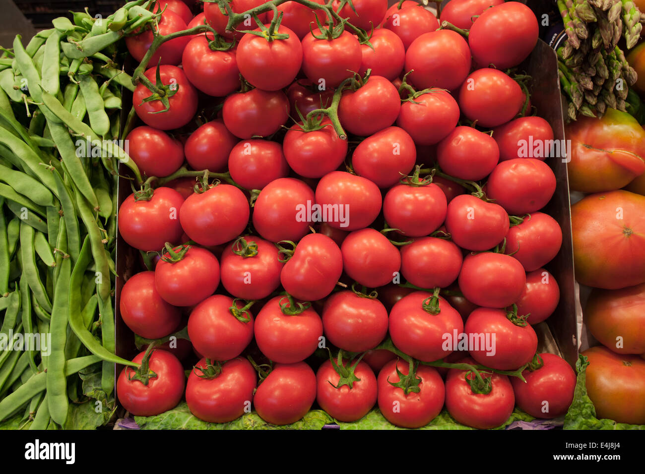 Stall with bunch of ripe tomatoes in a grocery store Stock Photo - Alamy