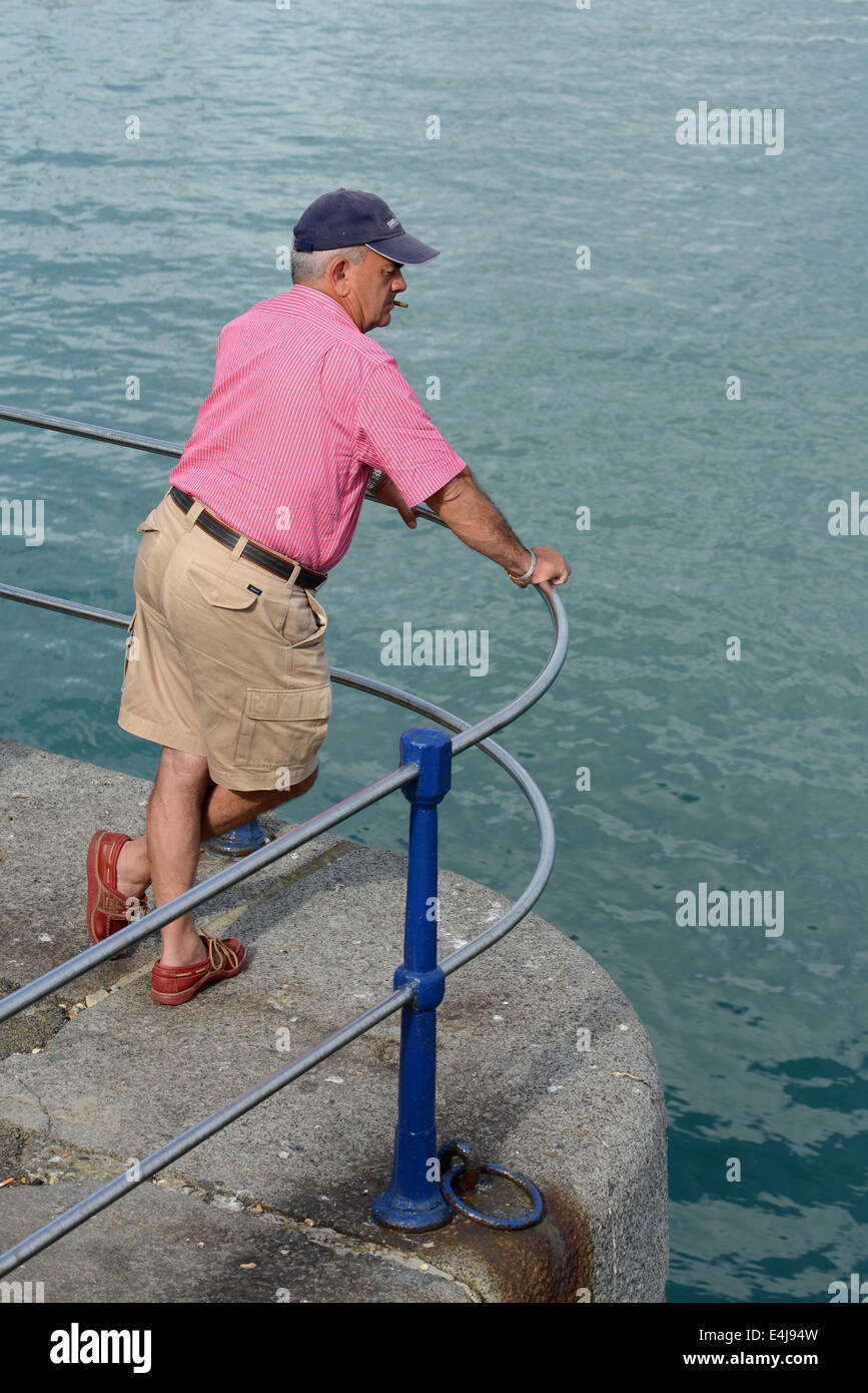 Man leaning over railing hi-res stock photography and images - Alamy