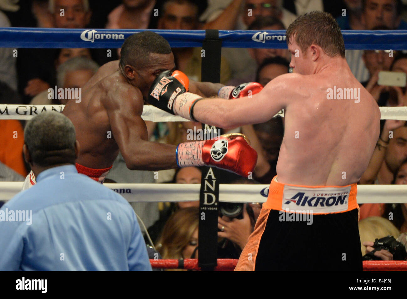 Las Vegas, USA. 12th July, 2014. ( in black trunks) Mexico's Canelo ...