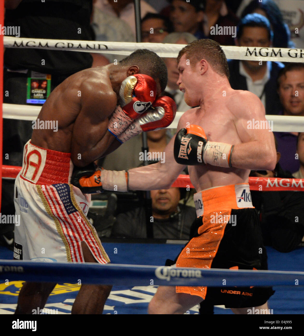 Las Vegas, USA. 12th July, 2014. ( in black trunks) Mexico's Canelo ...