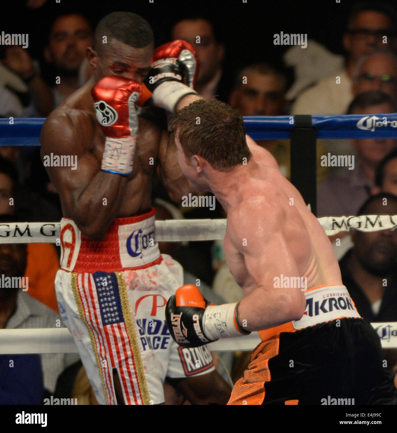 Las Vegas, USA. 12th July, 2014. ( in black trunks) Mexico's Canelo ...