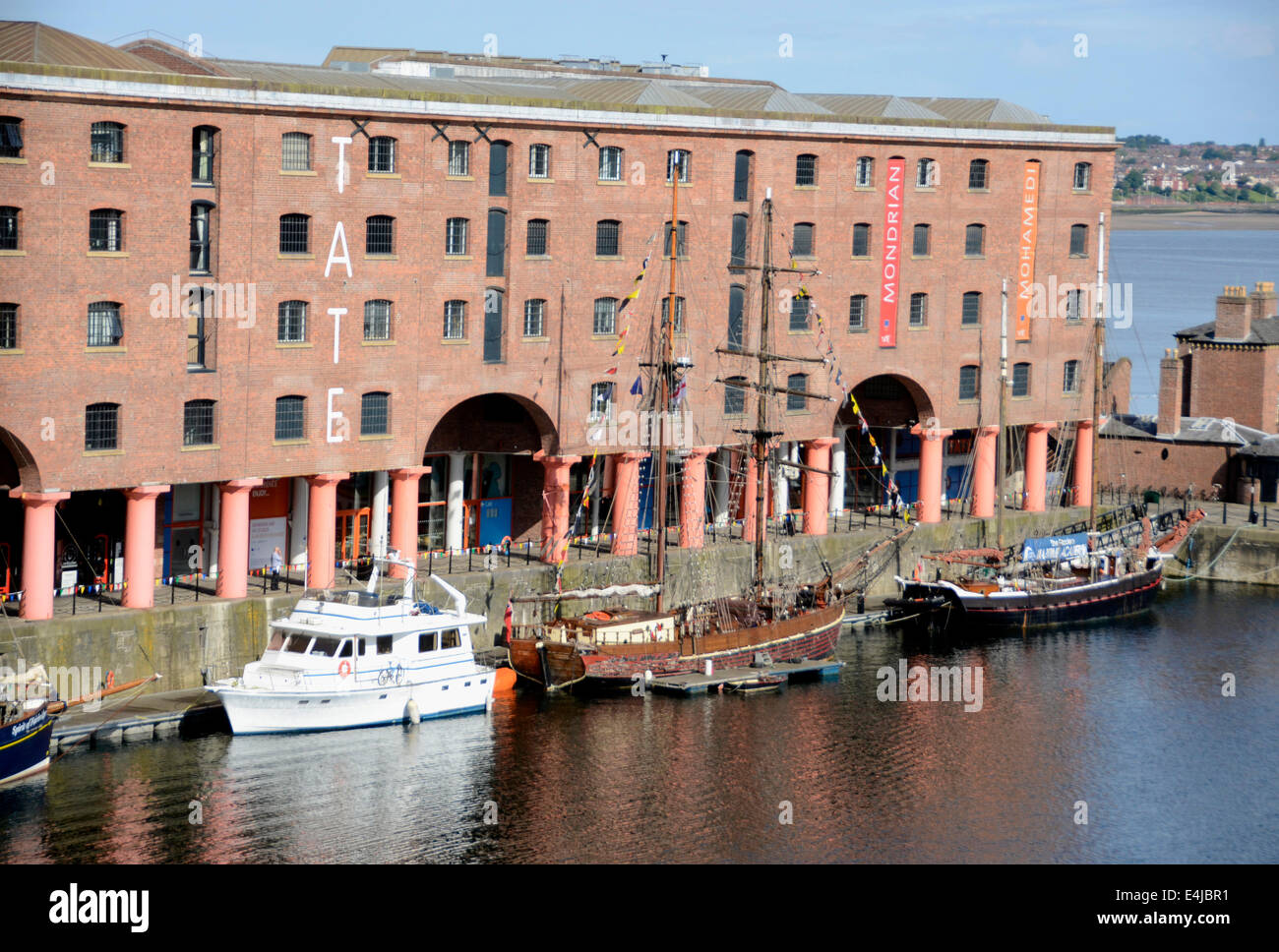 Tate Liverpool Art Gallery on the Albert Dock, Liverpool, England UK ...