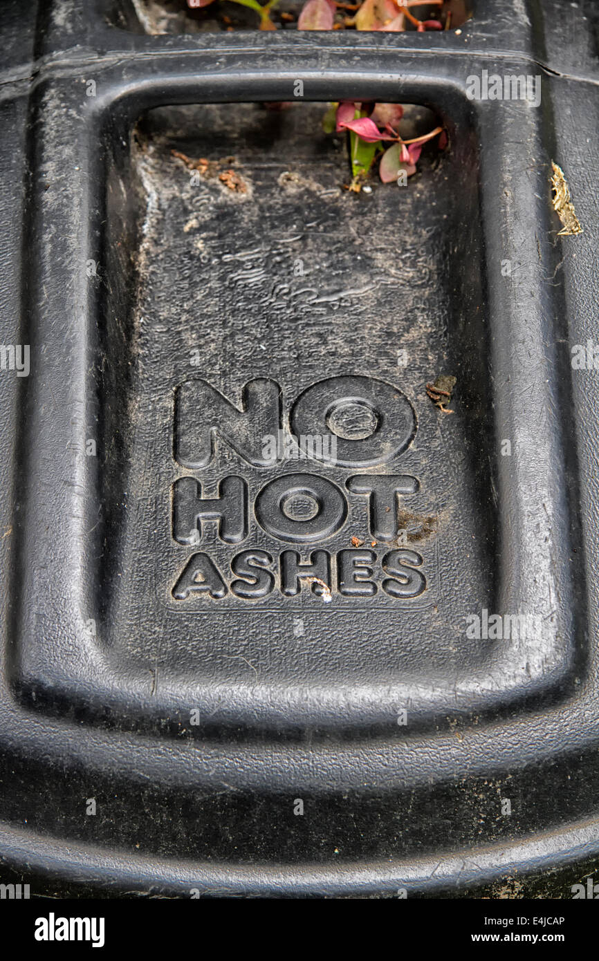 No Hot Ashes warning sign on the lid of a plastic dustbin Stock Photo ...