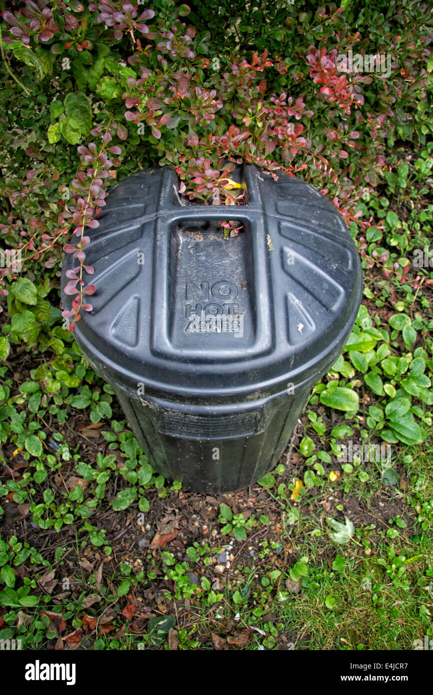 No Hot Ashes warning sign on the lid of a plastic dustbin Stock Photo ...