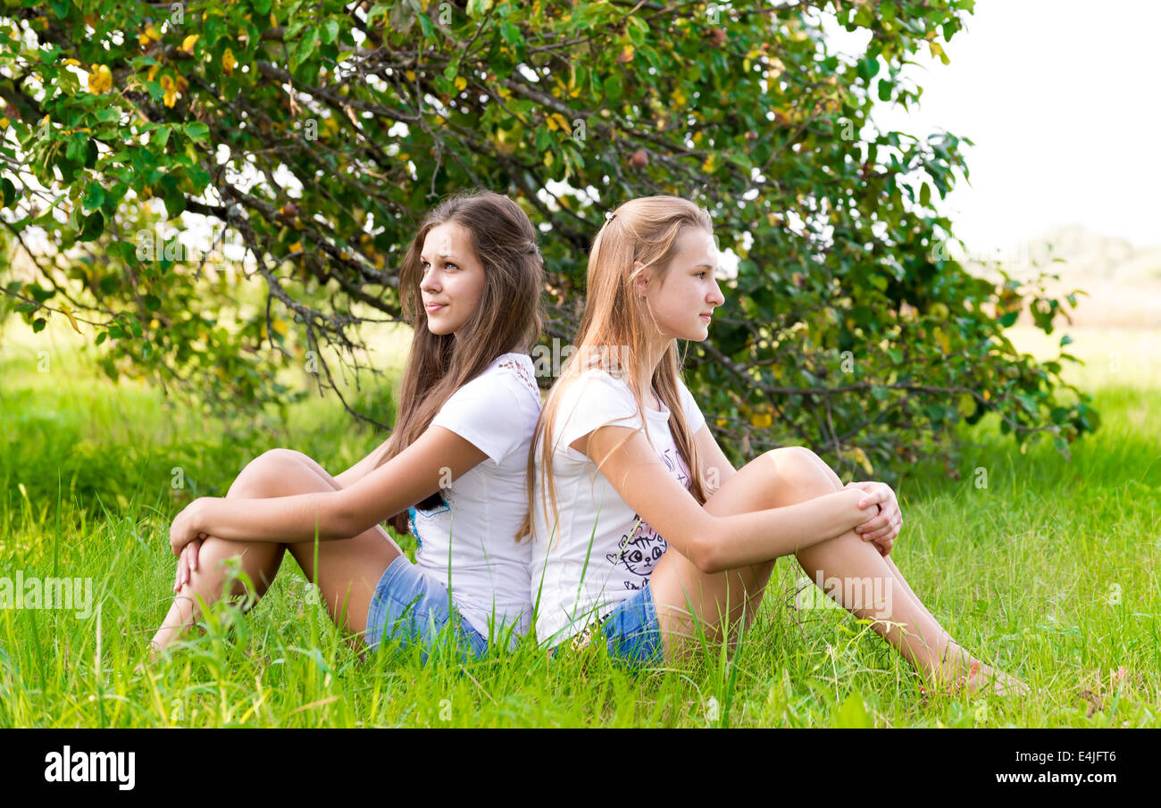 Two teens park hi-res stock photography and images - Alamy
