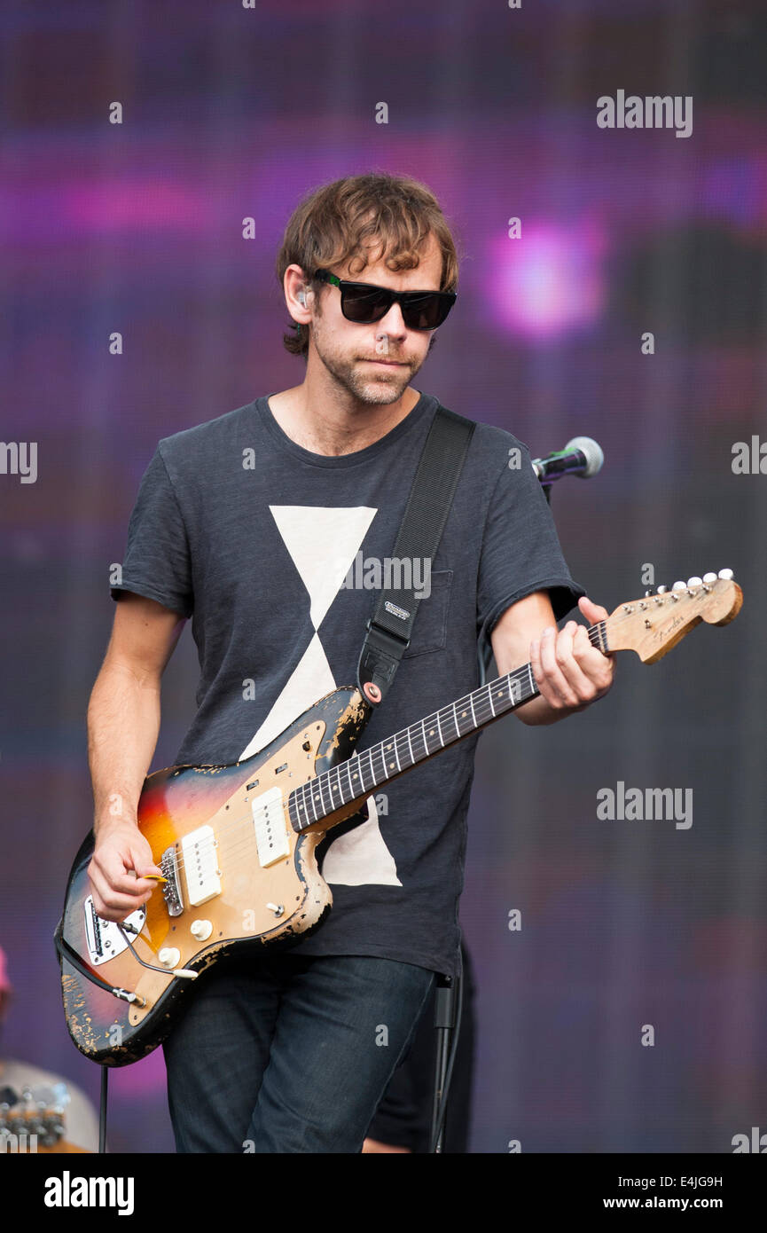 Aaron dessner of the national hi-res stock photography and images - Alamy