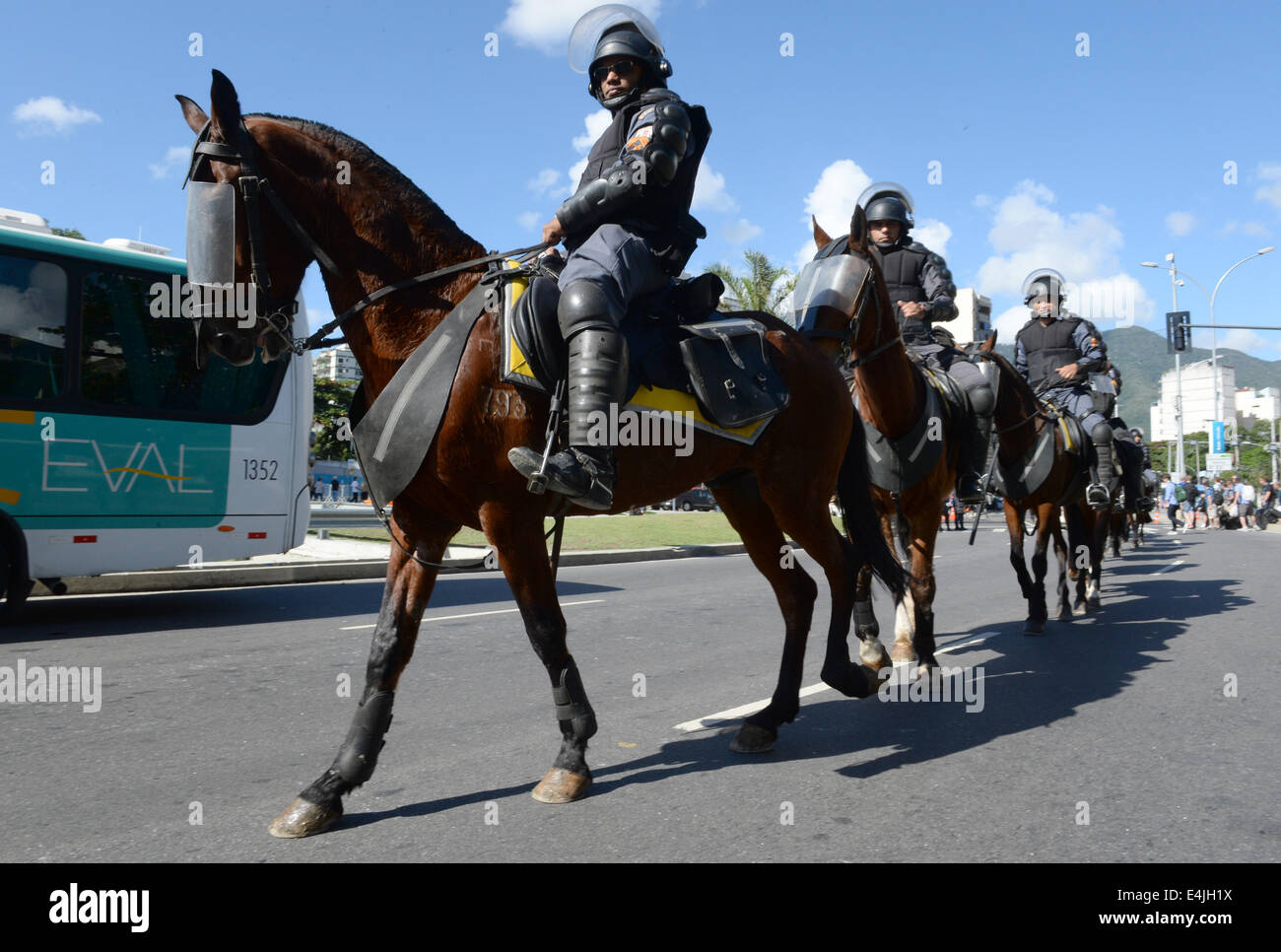 2014 mounted police hi-res stock photography and images - Alamy