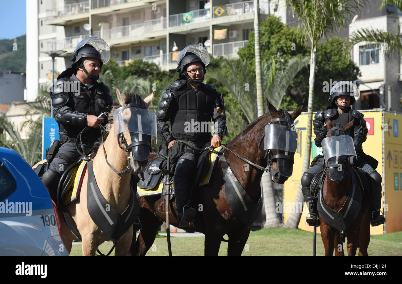 2014 mounted police hi-res stock photography and images - Alamy