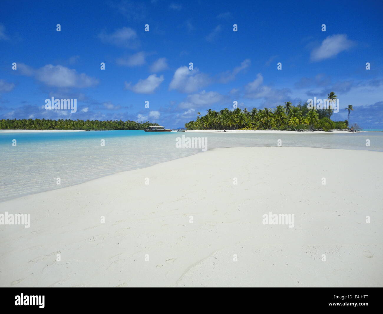 One foot island in lagoon hi-res stock photography and images - Alamy