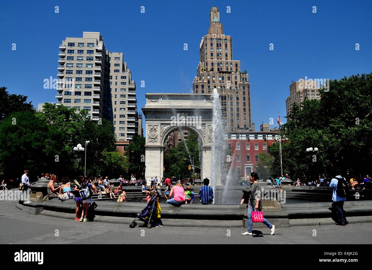 NYC: Washington Square Park with its fountain and Triumphal Arch ...
