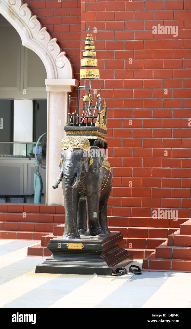 African elephant sculpture art hi-res stock photography and images - Alamy