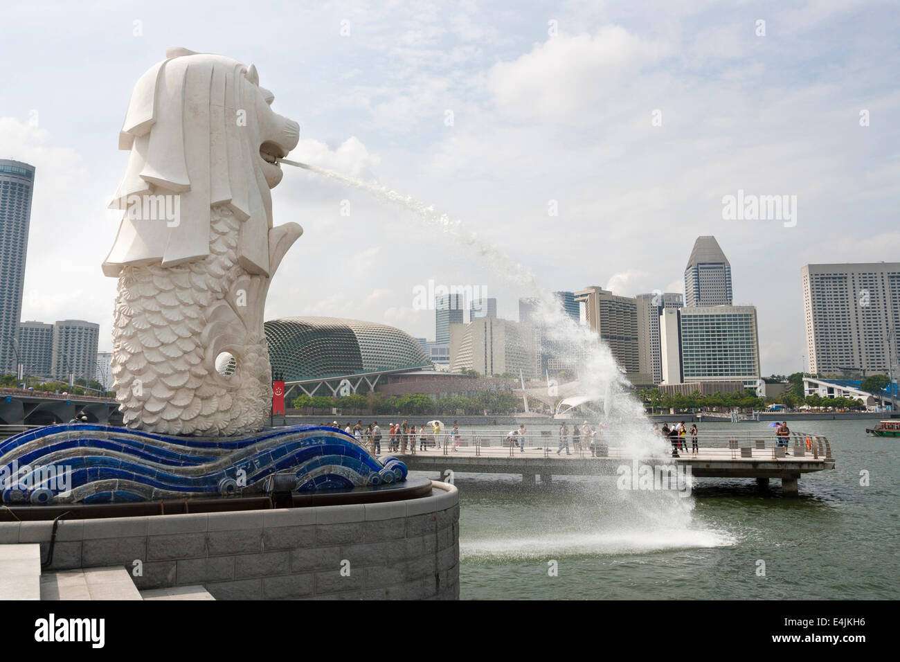 SINGAPORE - JULY 16, 2009: Original Merlion statue fountain in Merlion ...