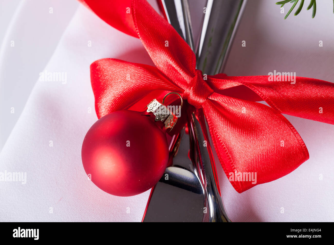 Romantic red Christmas table setting with white plates, red and white ...