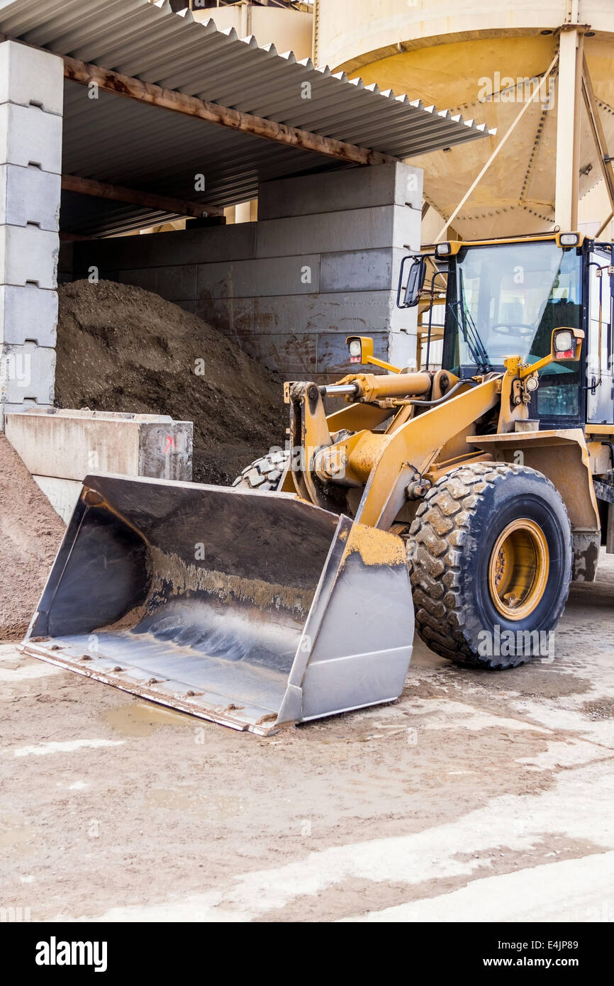 Front end loader earth moving equipment hi-res stock photography and ...