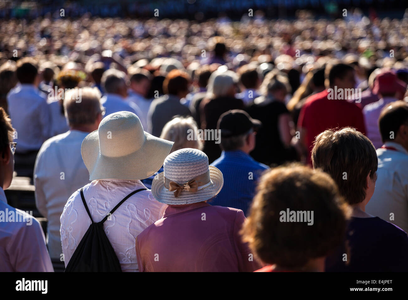 Crowd people watching concert hi-res stock photography and images - Alamy
