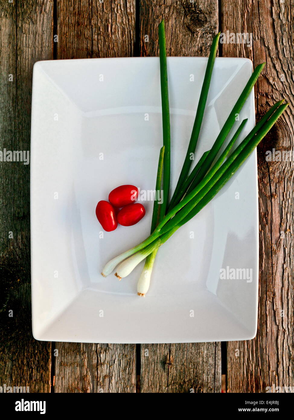 Fresh green spring onions and tomatoes Stock Photo - Alamy