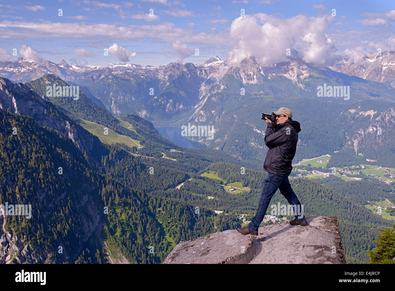 Mountains on edge lake hi-res stock photography and images - Alamy