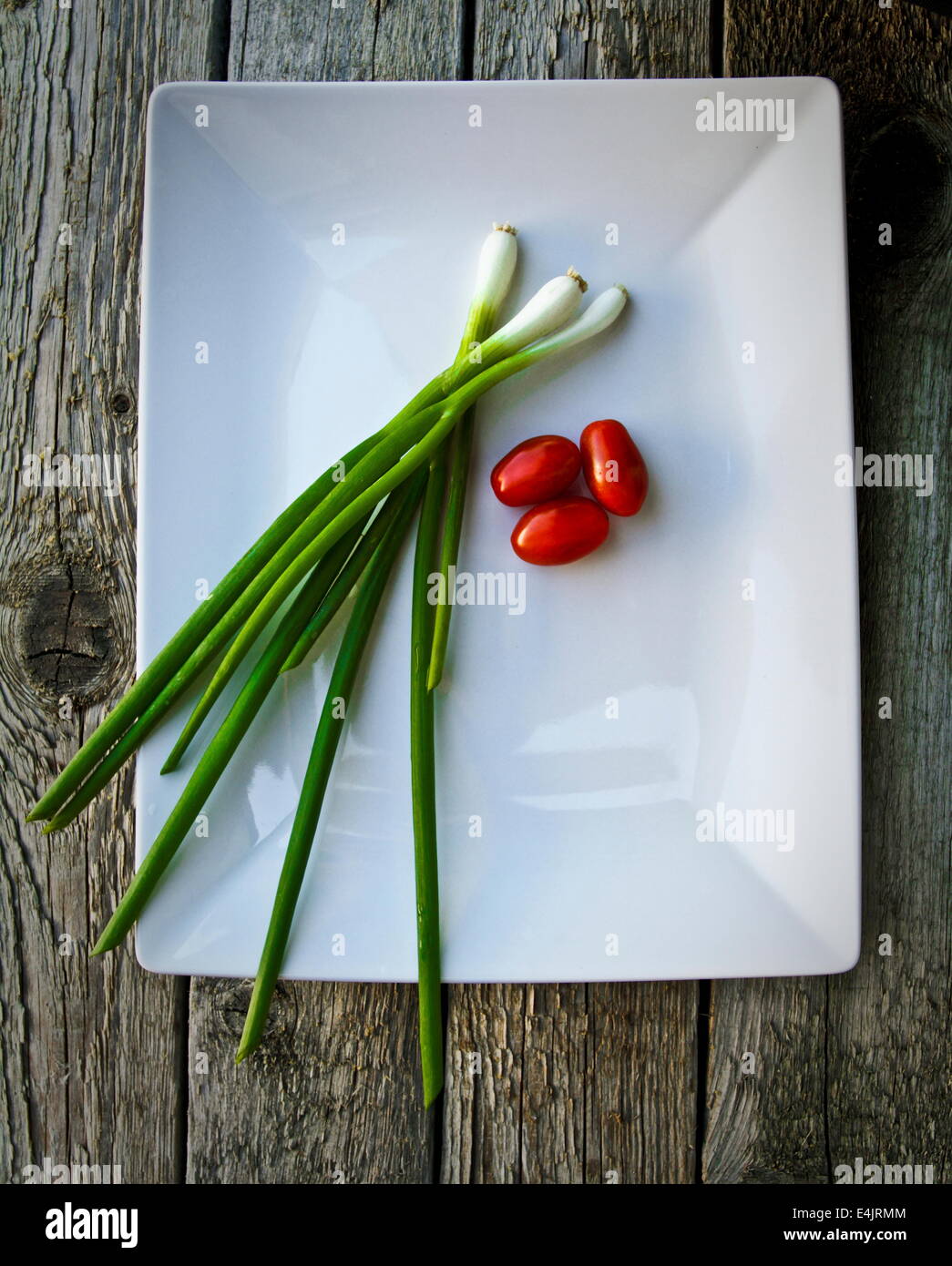 Fresh green spring onions and tomatoes Stock Photo - Alamy