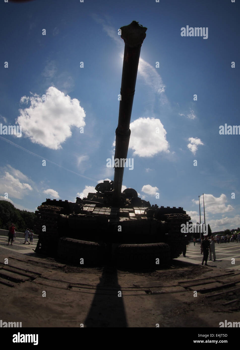 Kyiv, Ukraine. 13th July, 2014. Visitors examine shoulder held Russian ...