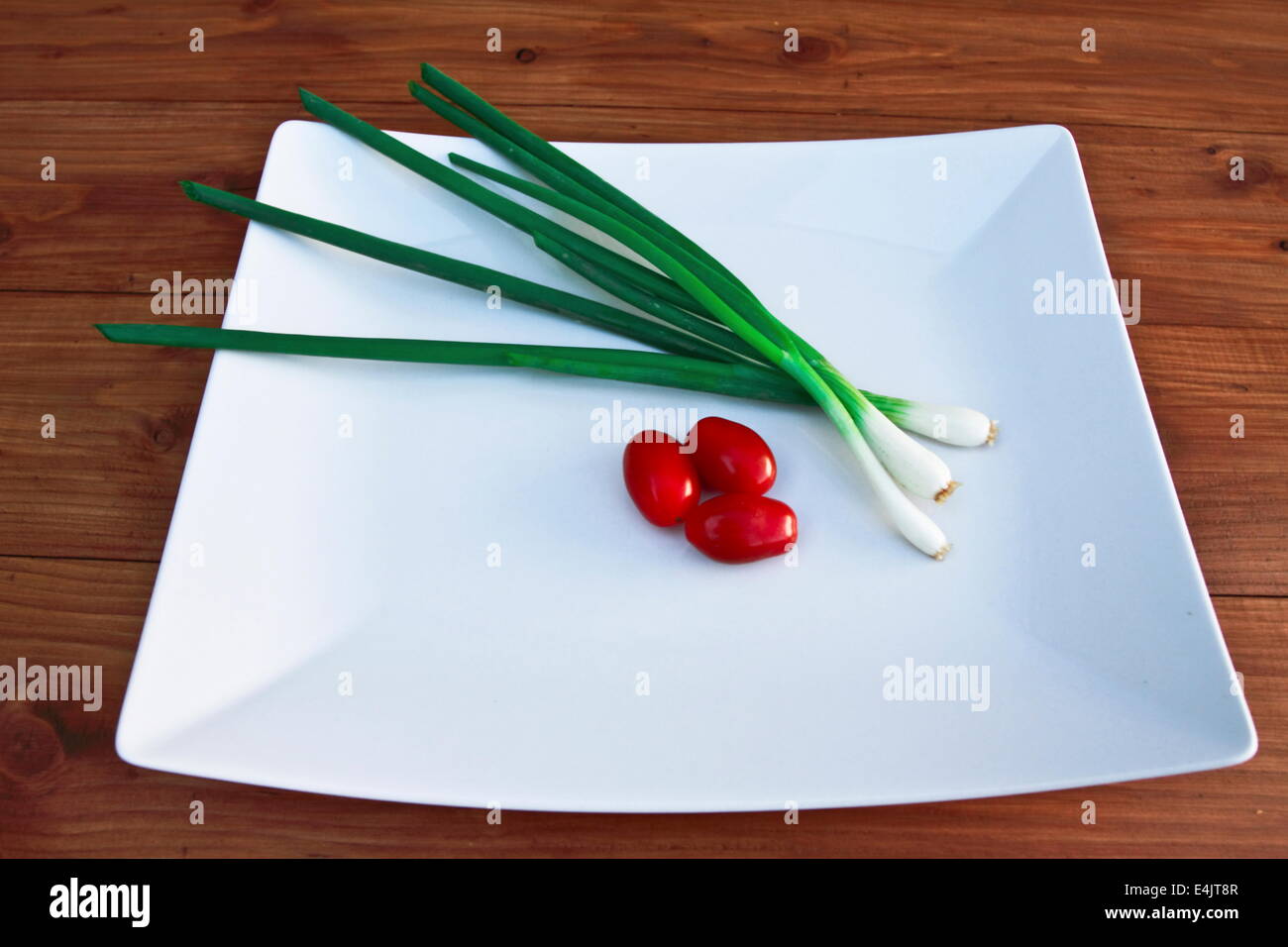 Fresh green spring onions and tomatoes Stock Photo - Alamy